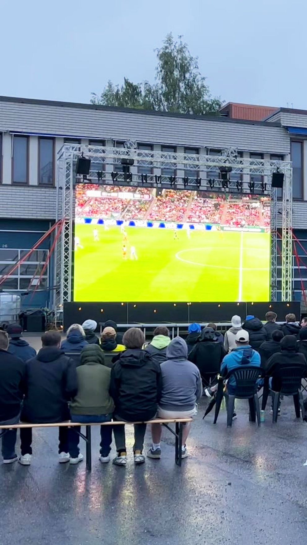 Trots ösregn – här hejar fotbollsfans i Luleå fram Sverige: ”Tror på ...