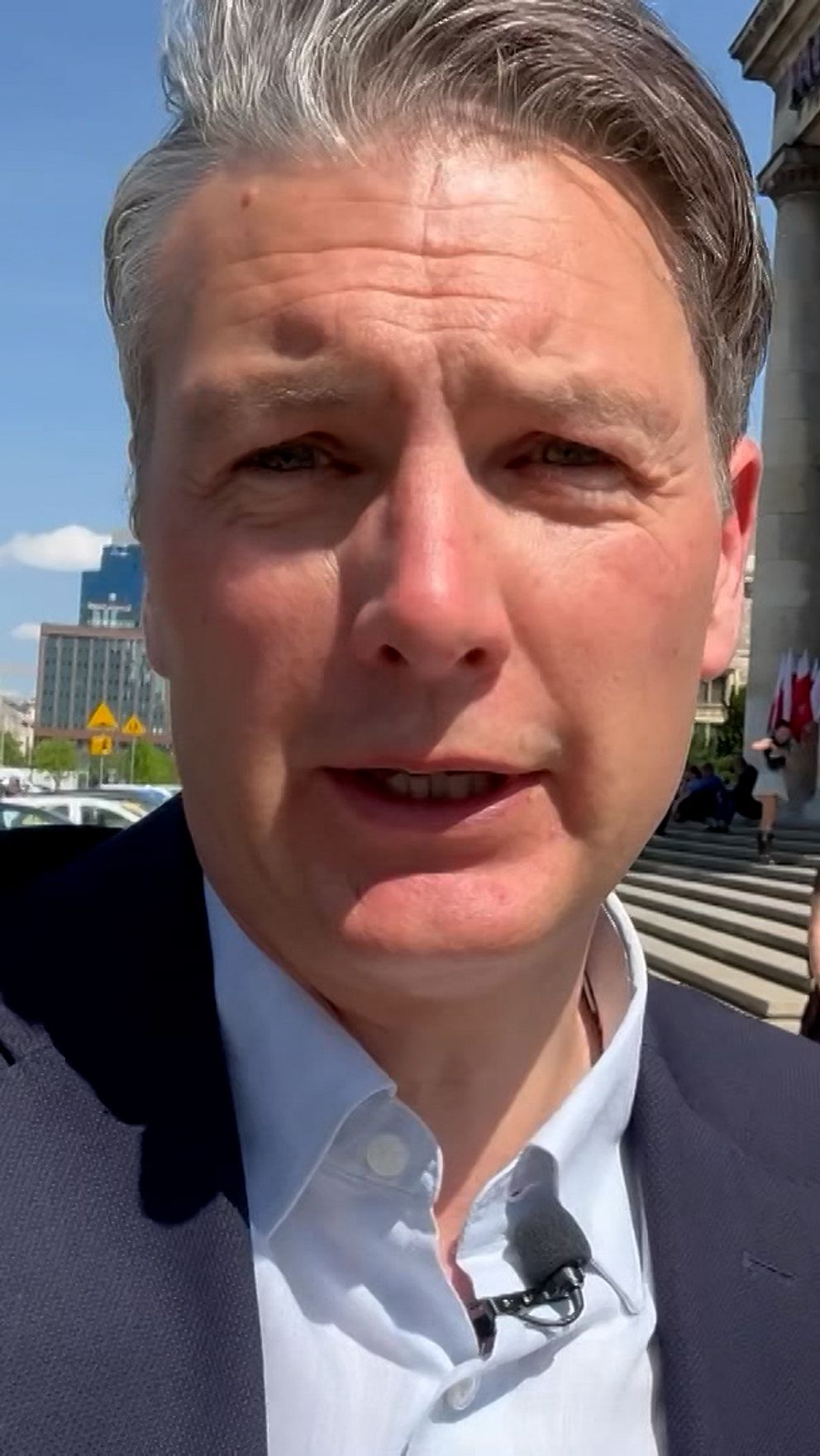 Vallokalerna har öppnat inför polska presidentvalet | SVT Nyheter