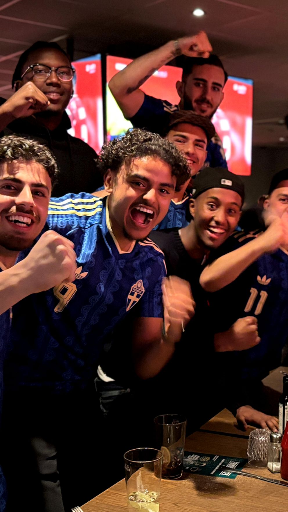 Glädjefnatt på krogen när Sverige krossade Tunisien i VM | SVT Nyheter