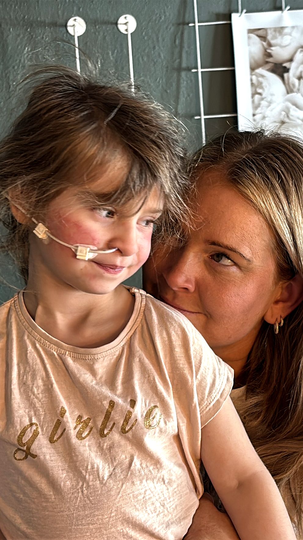 Tyra, 5, fick cancer på grund av extremt ovanlig sjukdom | SVT Nyheter