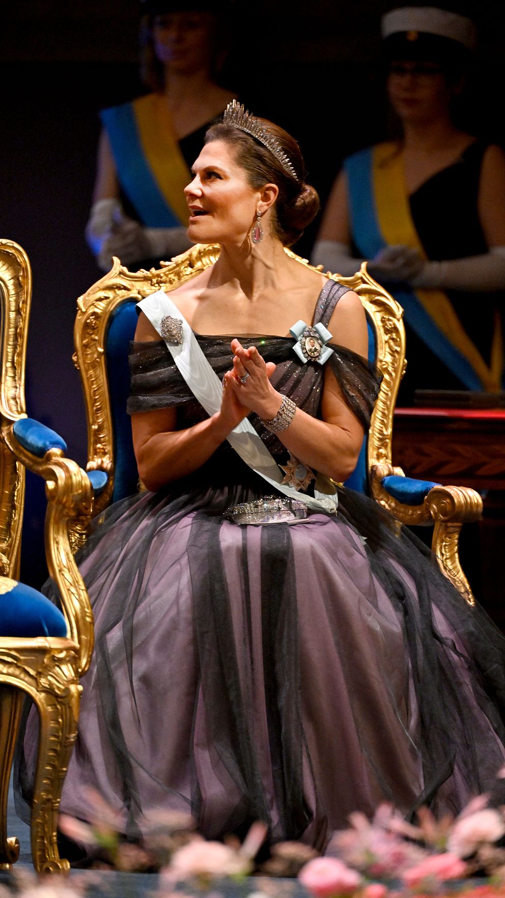 Drottning Silvia och Kronprinsessan Victoria i nedtonad look på ...