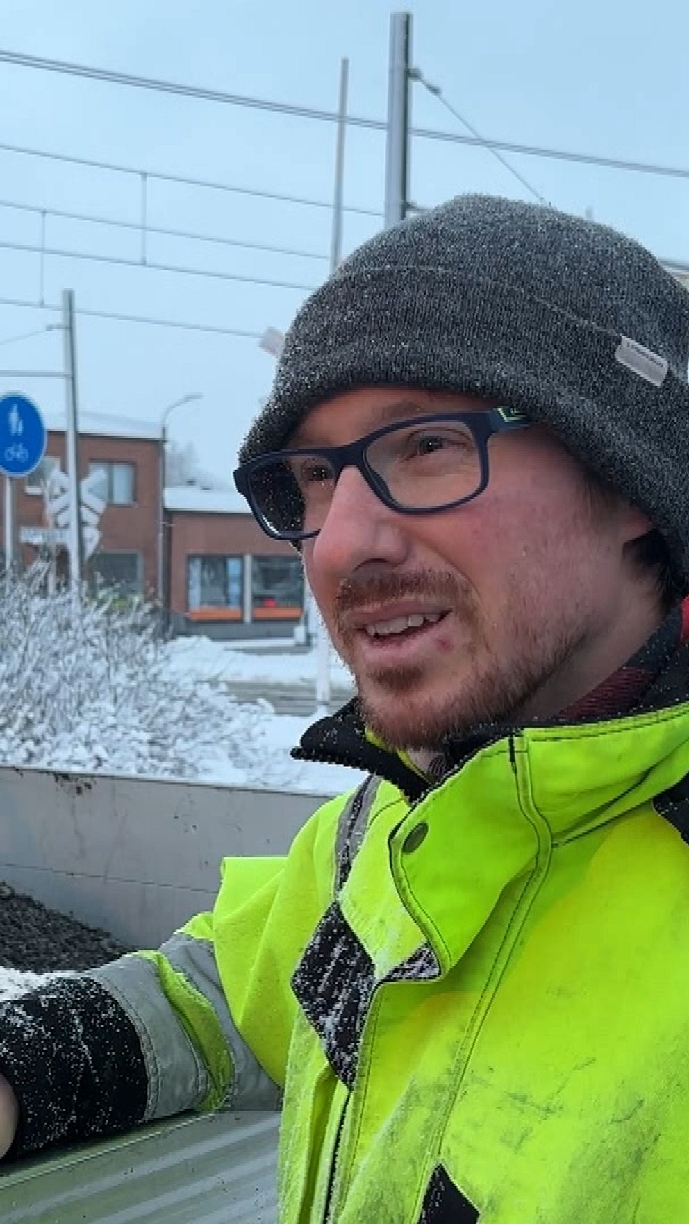Parkarbetaren Carl i Skurup om snöovädret: ”Härligt att vara ute” | SVT ...