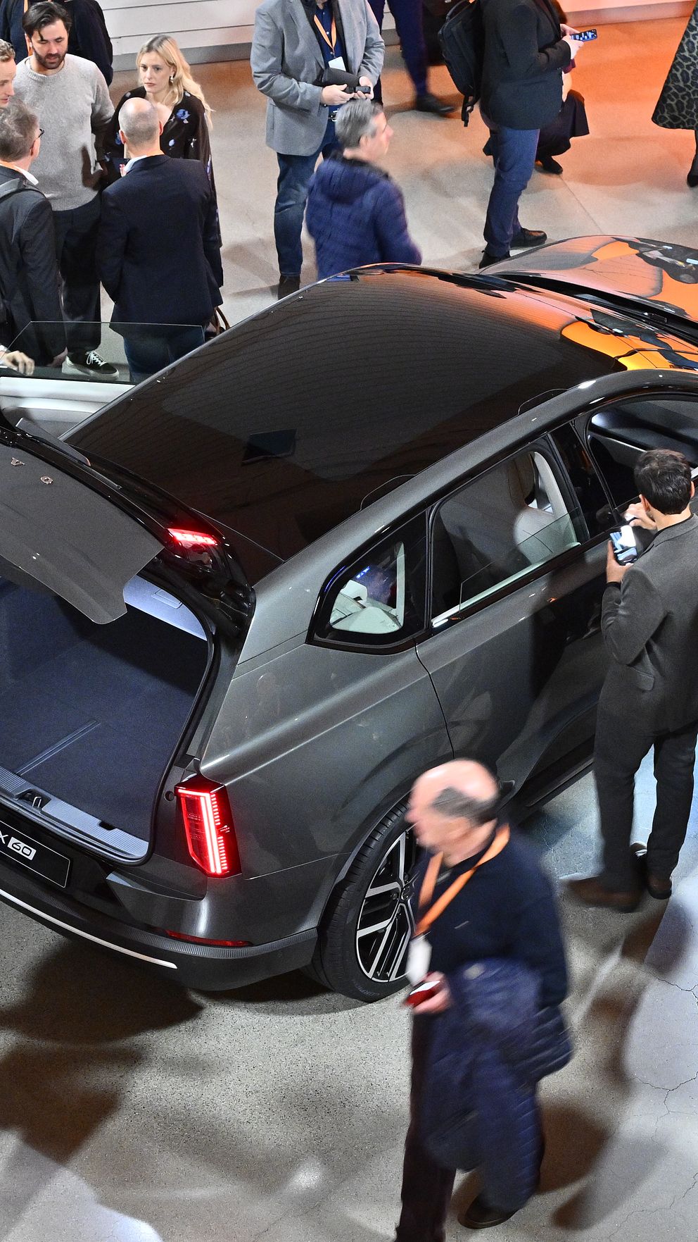 Här lanseras Volvos nya elbil – mitt under tuffa tider | SVT Nyheter