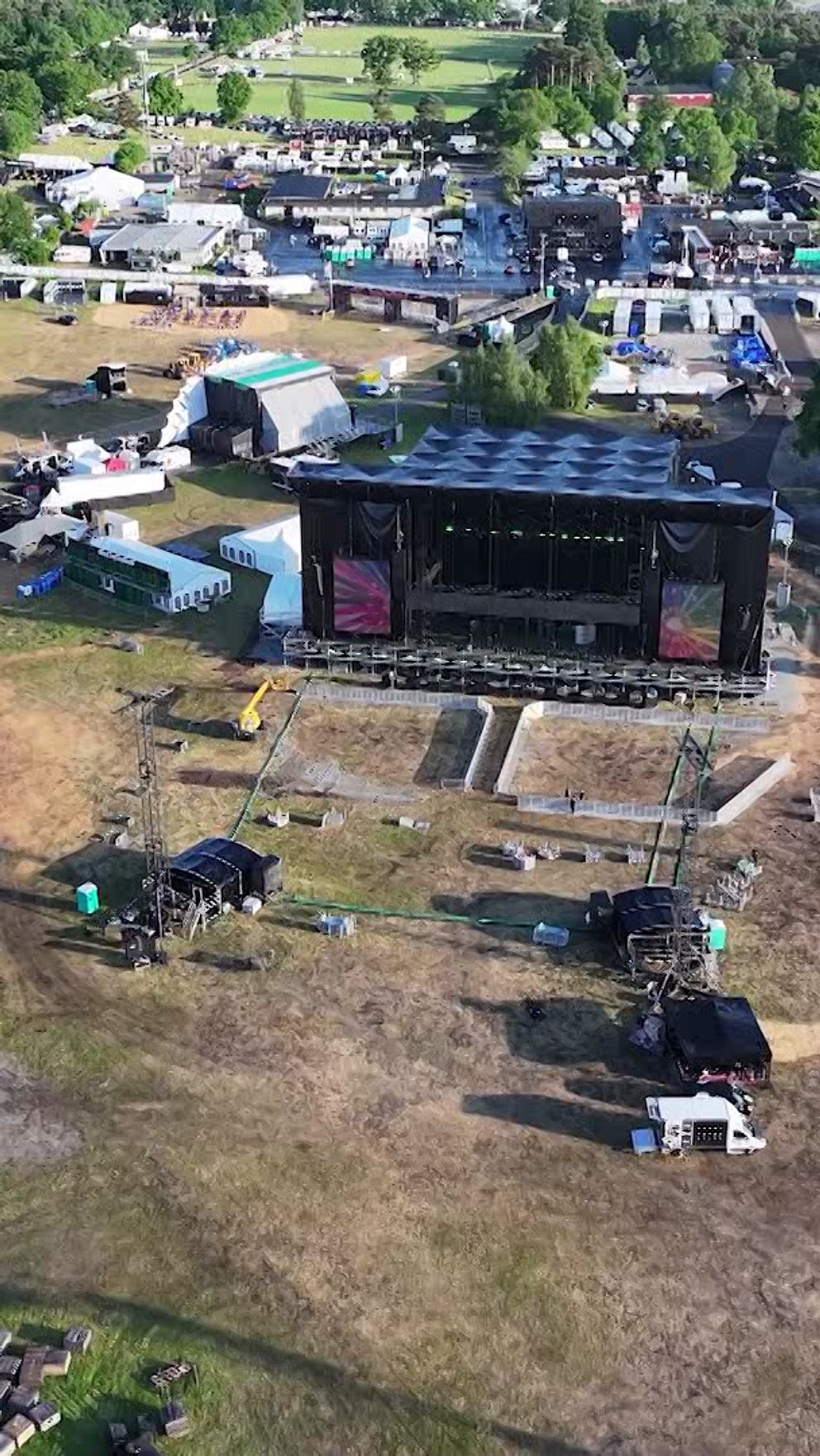 Största scenen på Sweden Rock rasade – arbete avbrutet | SVT Nyheter