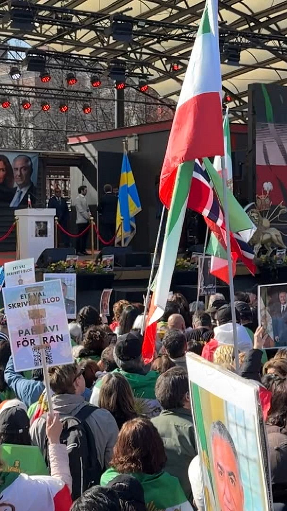 Flera demonstrationer när iranska exilprinsen Reza Pahlavi besökte ...