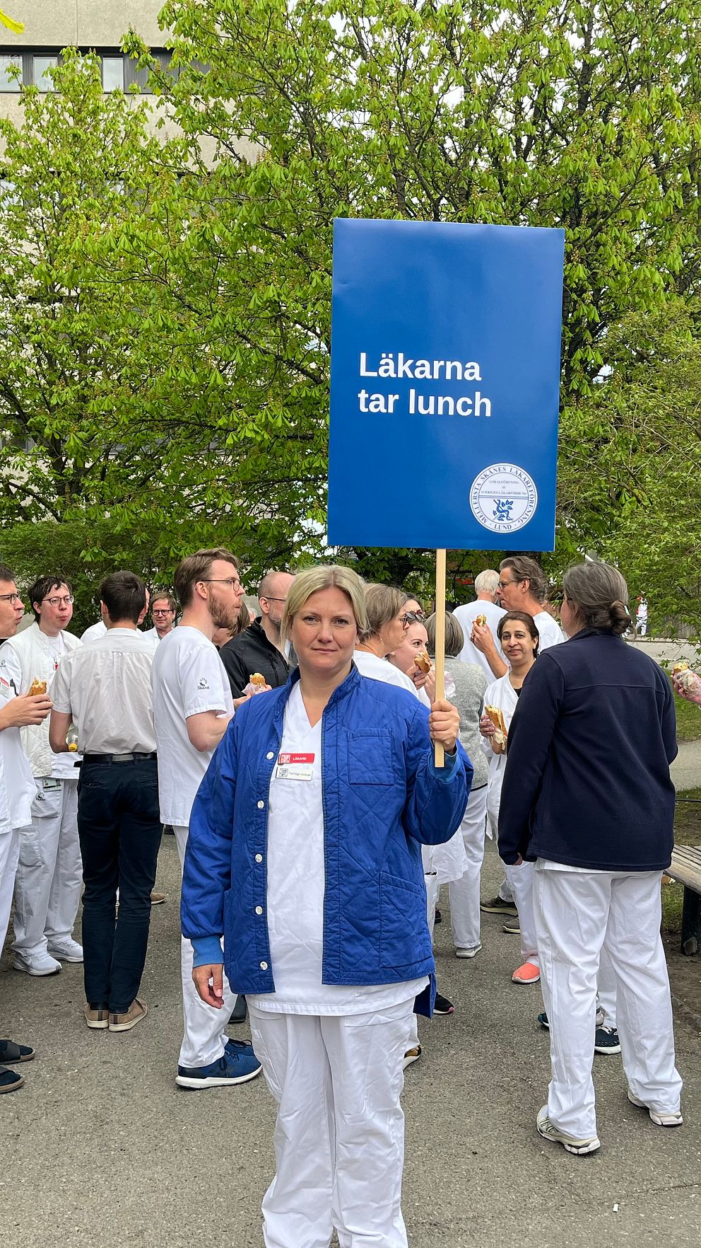 Läkare larmar om uteblivna raster – åt lunch tillsammans i protest ...