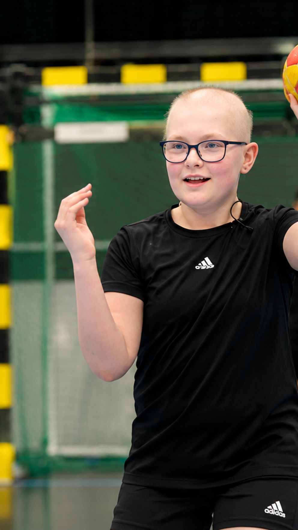 Alice, 10, drömmer om att bli handbollsproffs – vägrar låta cancern ...