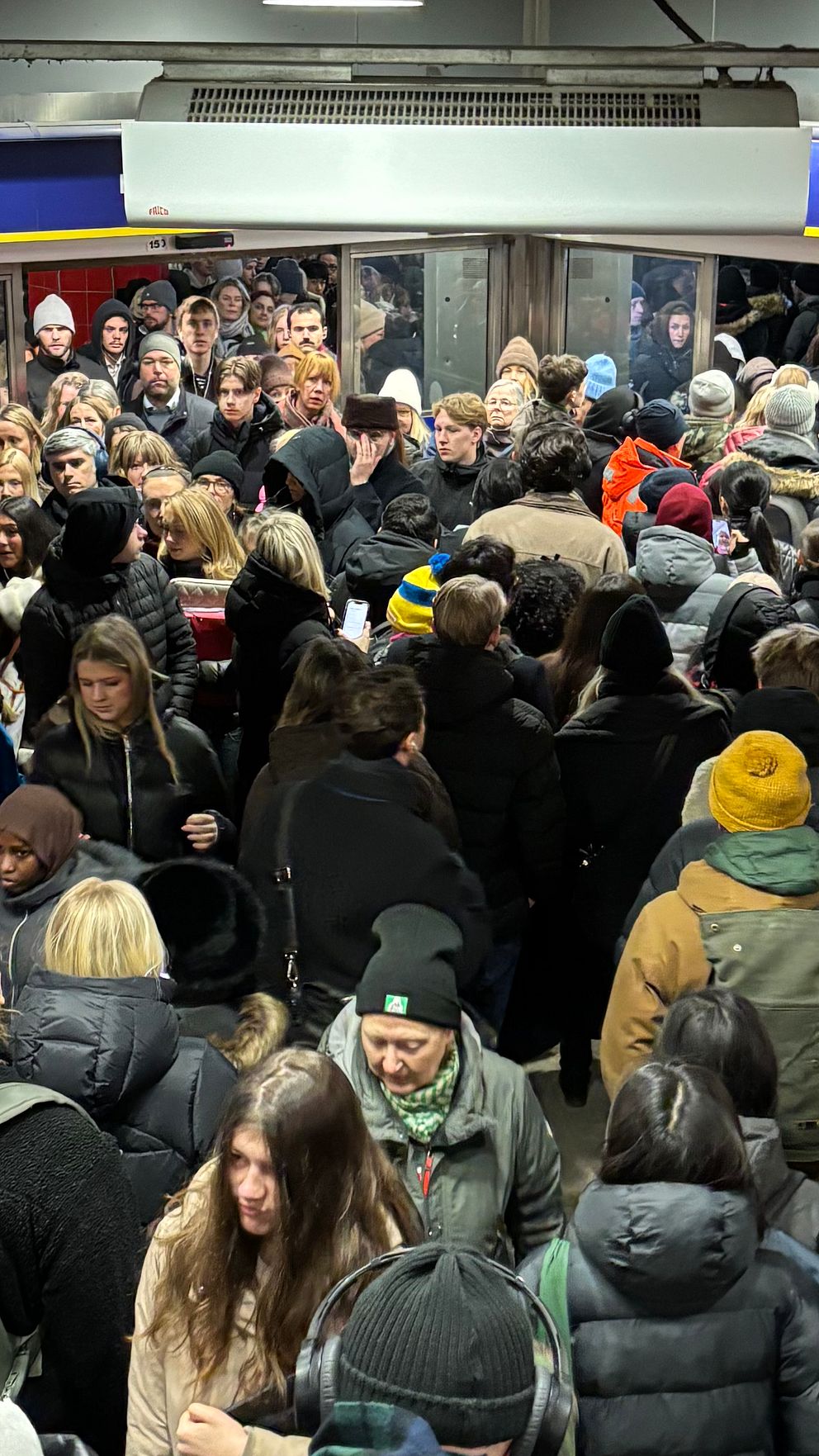 Stora störningar på tunnelbanans gröna linje efter rälsbrott | SVT Nyheter