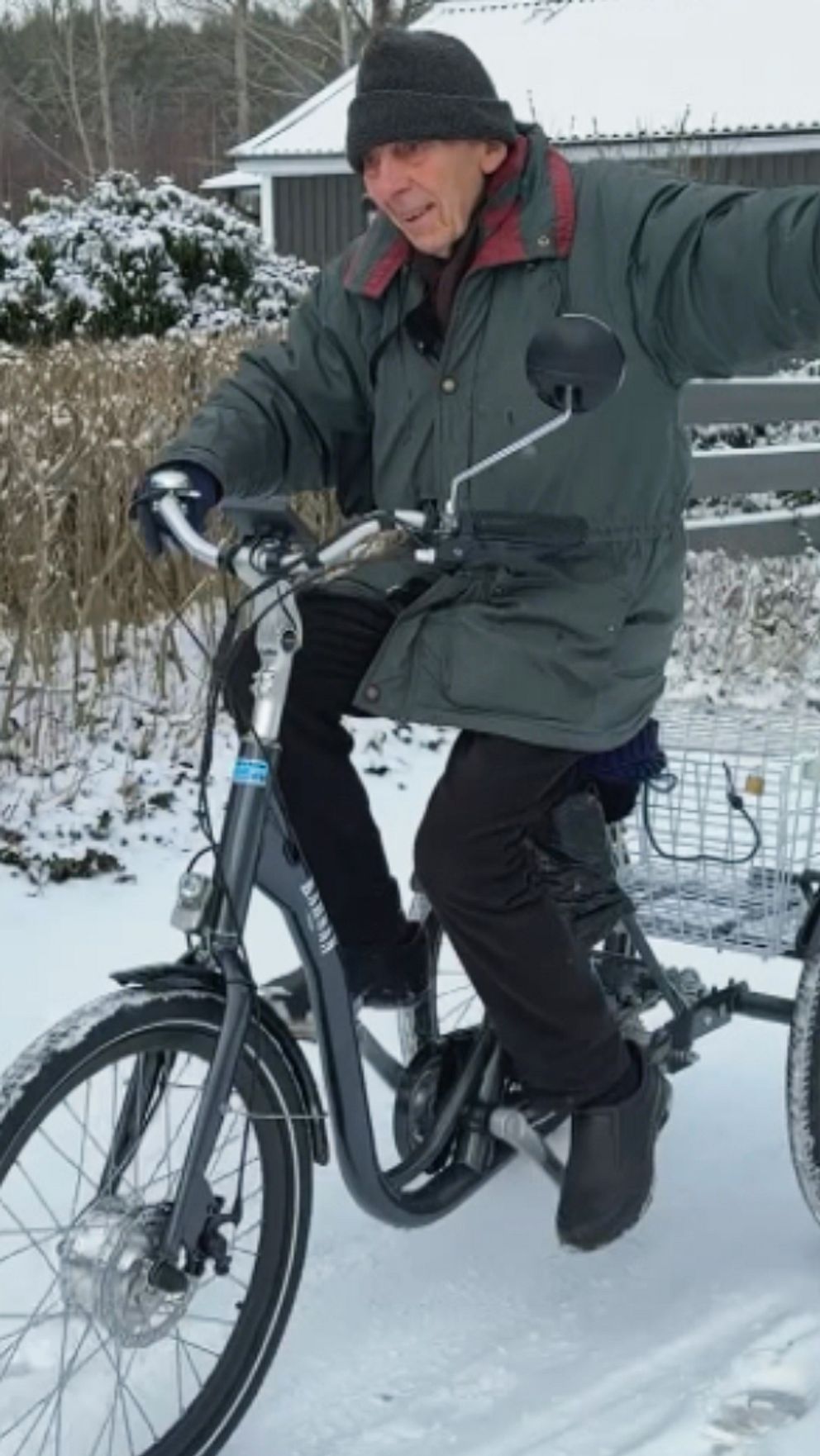 90-åriga Roberts cykel blev stulen i Olofström – här visar han den nya ...