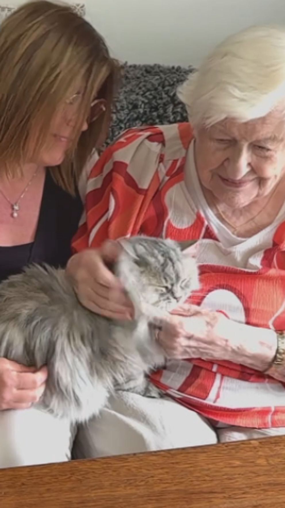 Döttrarnas dementa mamma tvingas flytta ”Rädd att det blir hennes sista ...
