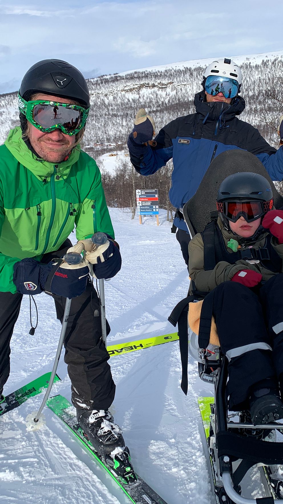 Elever i årskurs 4 får lära sig åka slalom i Gustavbergsbacken i ...