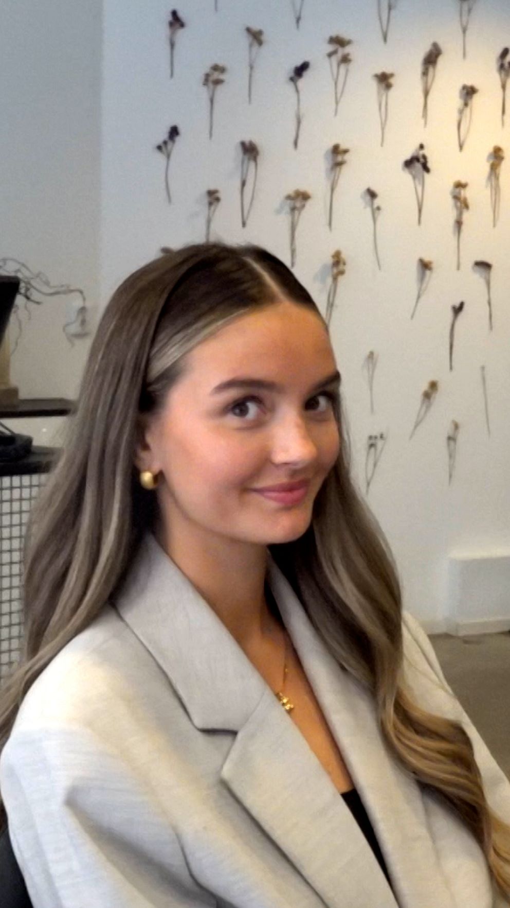 Spara pengar inför balen – Tiktok-frisören visar enkla håruppsättningar ...