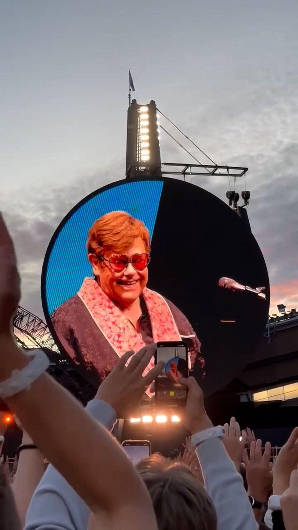 Coldplay ringde upp Elton John – möttes av jubel | SVT Nyheter