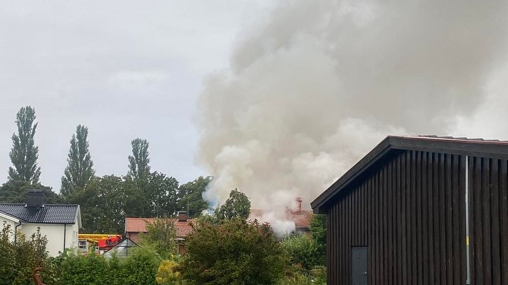 En avliden efter kraftiga villabranden i Motala | SVT Nyheter