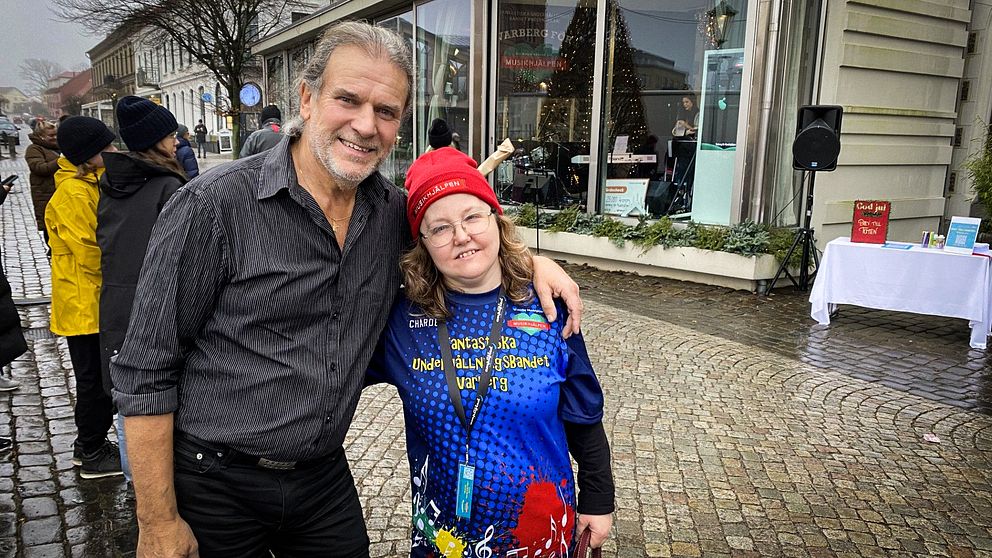 Här hetsar Carina Berg Falkenberg att slå Varberg i Musikhjälpen 2025 ...