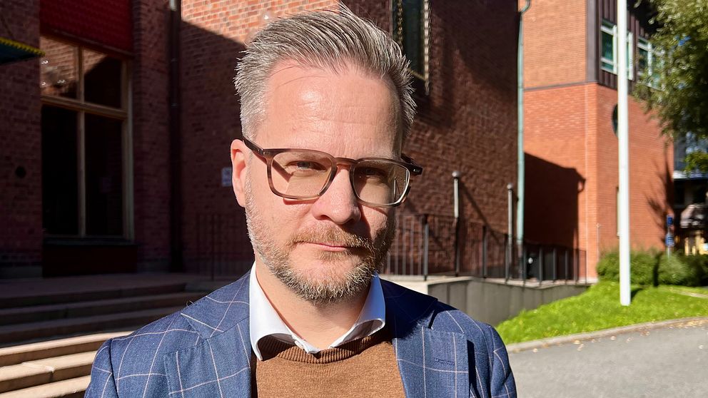 Han lurades på miljoner av bankkvinnan: ”Känns förjävligt” | SVT Nyheter