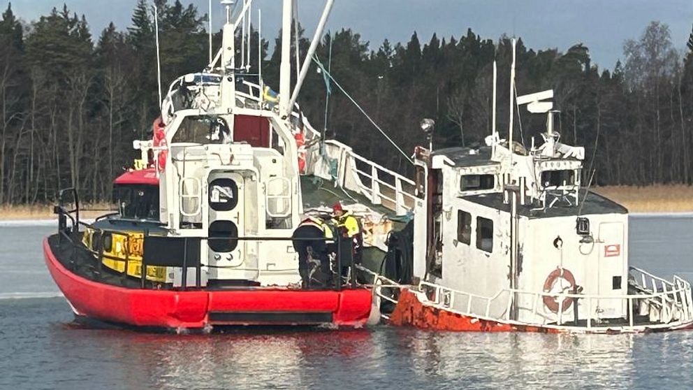 Stora hål i ”spökskeppet” vid Gräsö | SVT Nyheter