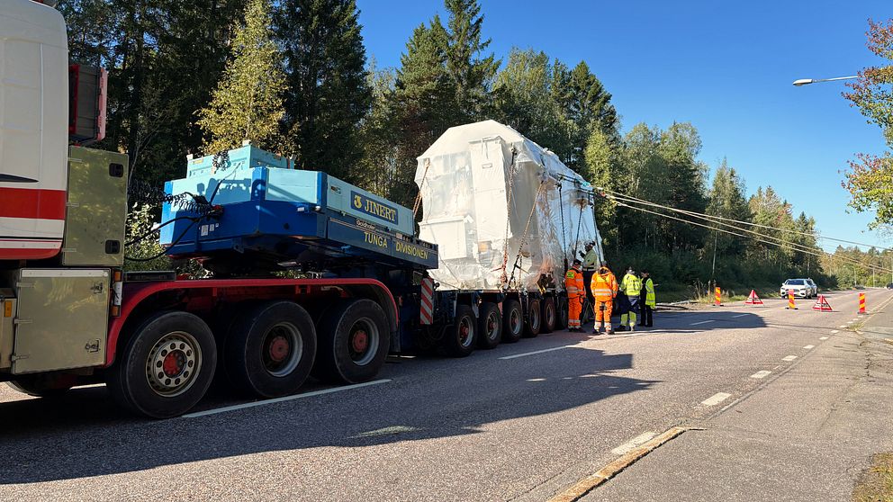 Väg mot Furuvik avstängd – stor transport i diket | SVT Nyheter