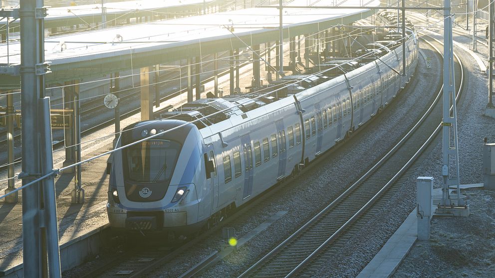 Förseningar i pendeltågstrafiken – flera stationer påverkas | SVT Nyheter