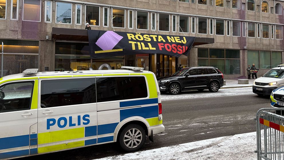 Polisinsats vid Regeringskansliet – person på taket | SVT Nyheter