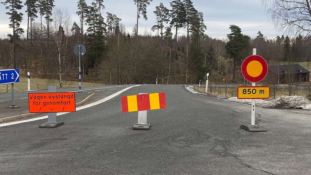 Väg vid Hovslätt avstängd – riskerar rasa | SVT Nyheter