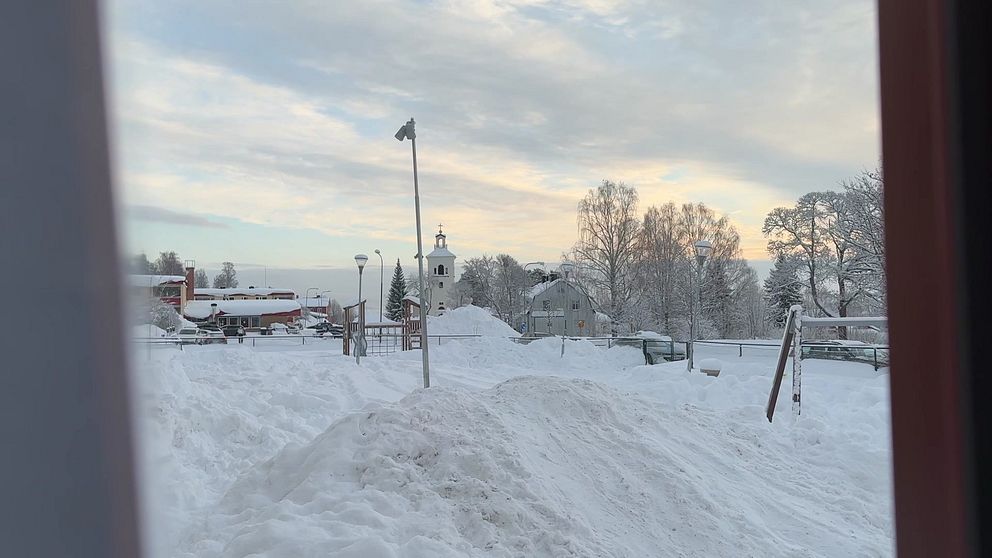 Pojke död efter olyckan i en snögrotta i Hassela | SVT Nyheter