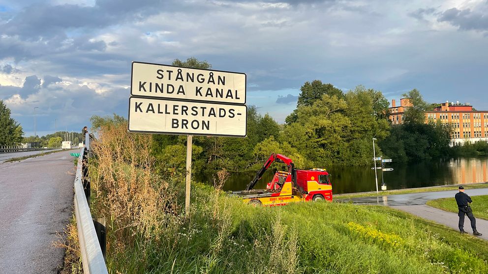 Personbil körde ner i Stångån – kvinna avliden | SVT Nyheter