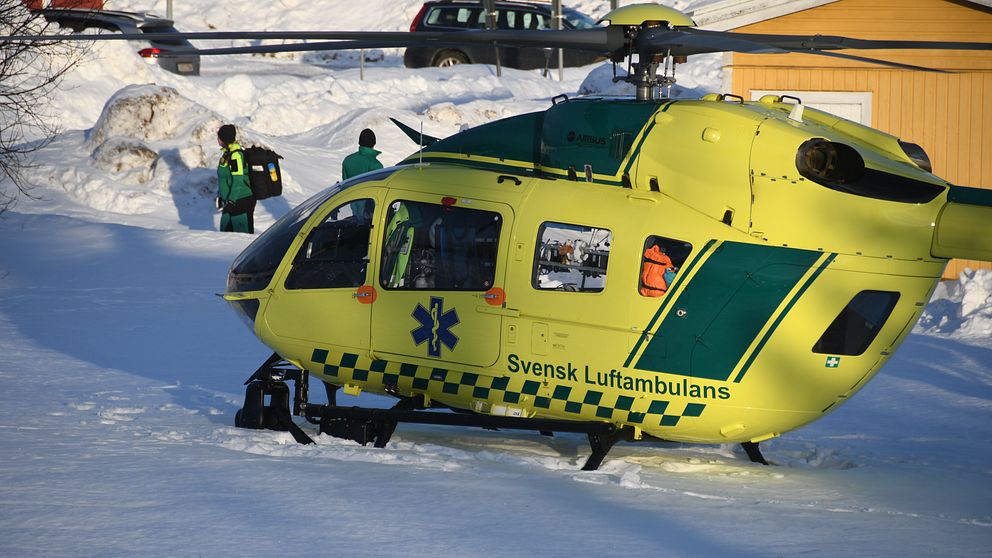 Person till sjukhus efter allvarlig arbetsplatsolycka | SVT Nyheter