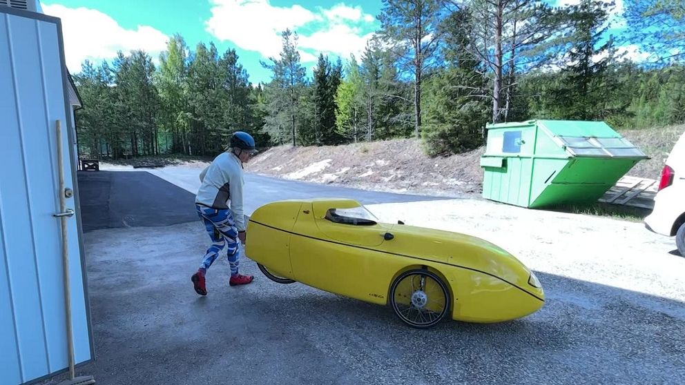 Anna-Lena trivs i sin gula ”bananbil”: ”Belöningen är nedförsbackarna ...