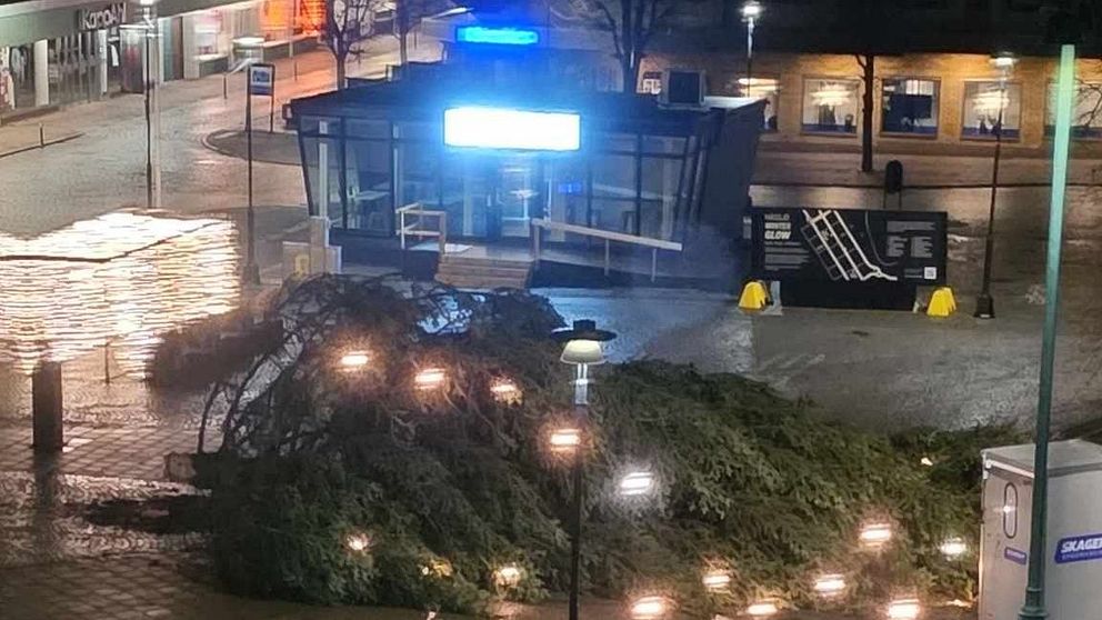 Inställda tåg efter hårda vindar – oväder från Norge drar in | SVT Nyheter