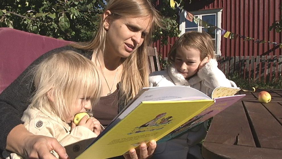 Ny barnbok om när pengarna inte räcker | SVT Nyheter