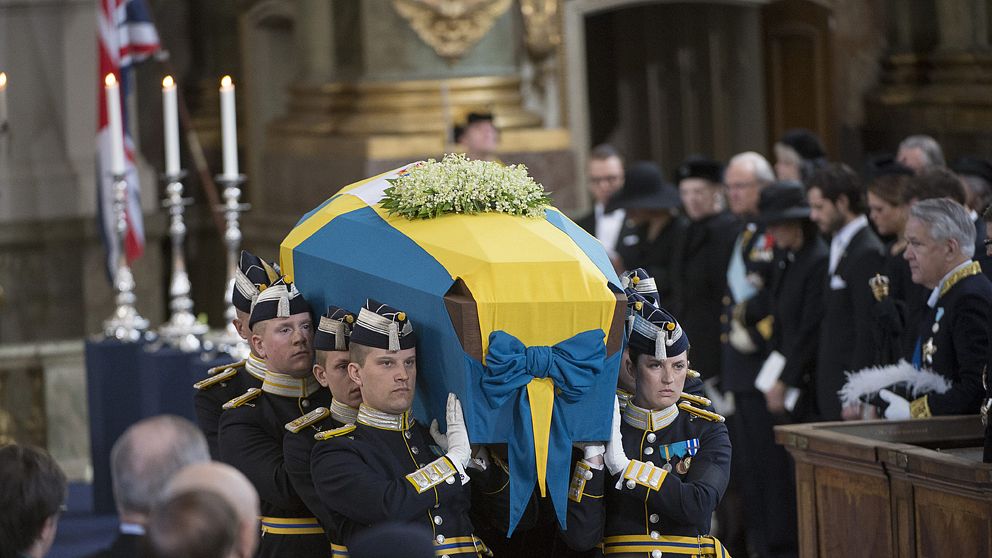 Kungafamiljens sista farväl av prinsessan Lilian | SVT Nyheter