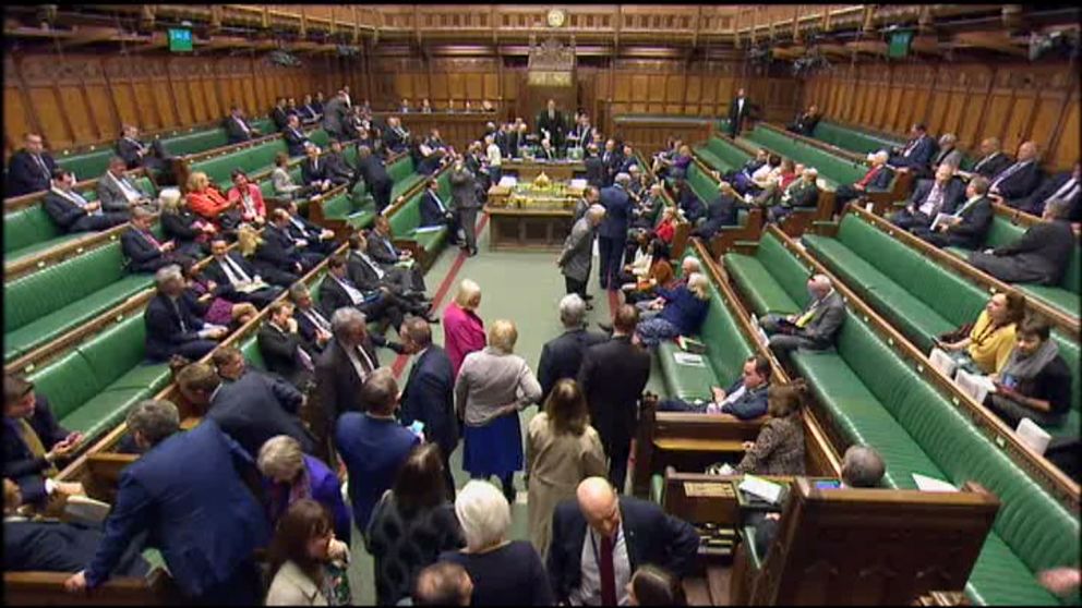 TV: Här får parlamentet beskedet om misstänkta terrordådet | SVT Nyheter