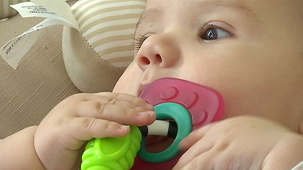 Hon efterlyser bröstmjölk i sociala medier | SVT Nyheter