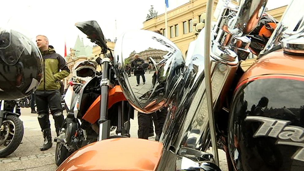 Gigantisk mc-kortege genom Sundsvall | SVT Nyheter