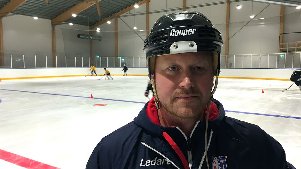 Första ispasset i nya hallen i Ockelbo | SVT Nyheter