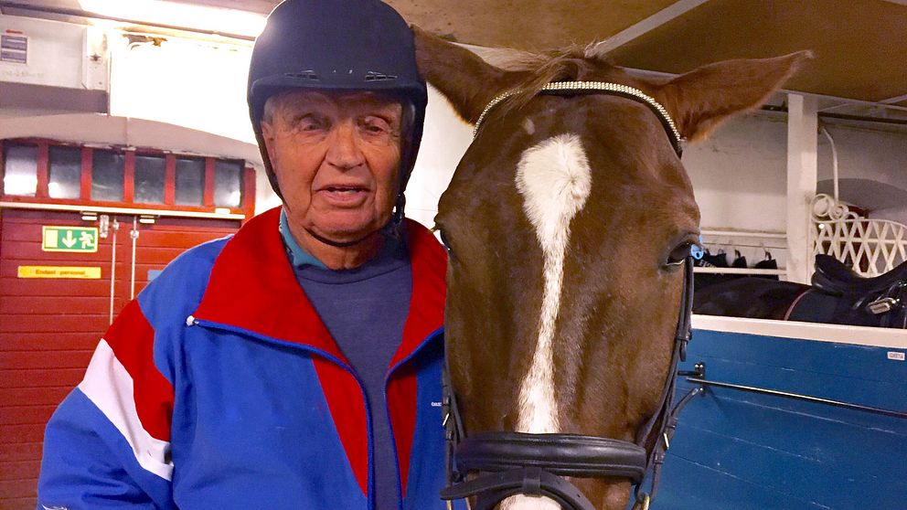 Ett helt liv på samma ridskola | SVT Nyheter