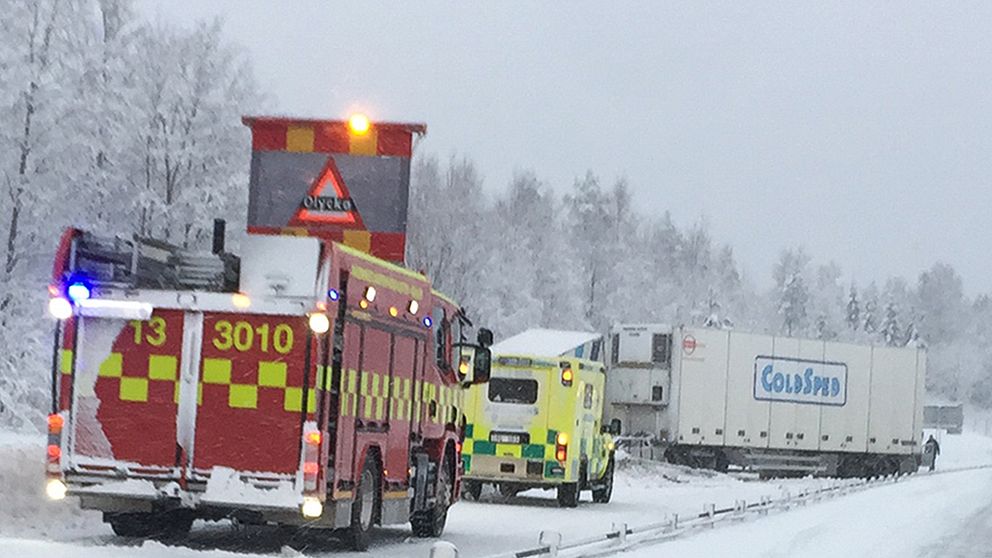 Lastbil åkte av E4 – orsakade totalstopp | SVT Nyheter