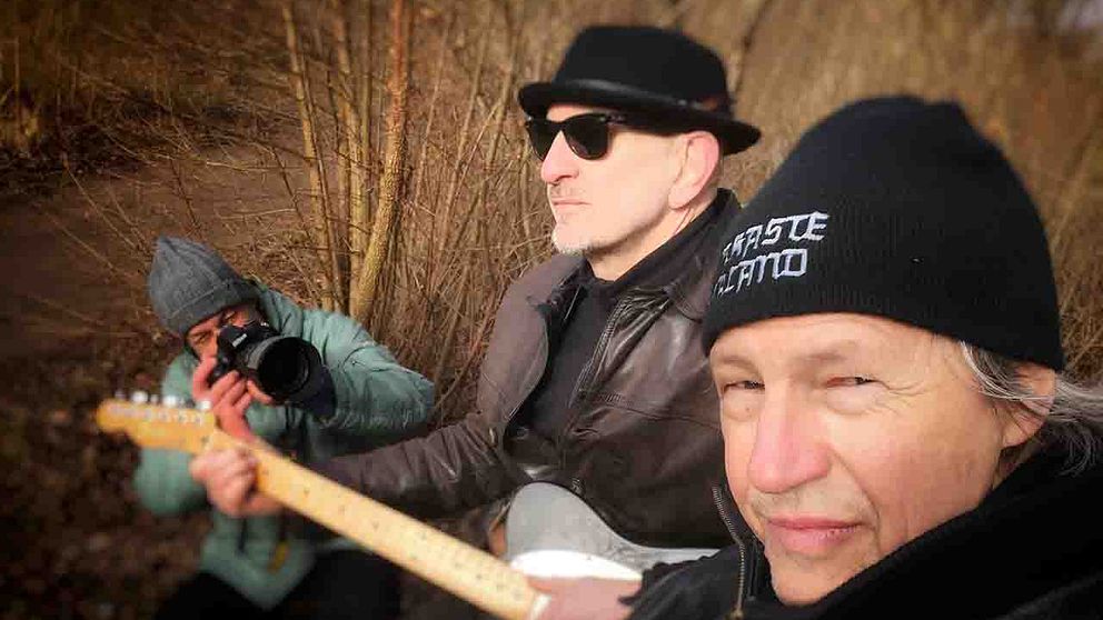 Försvunne turnéledaren får en hyllningslåt – av bäste vännen | SVT Nyheter