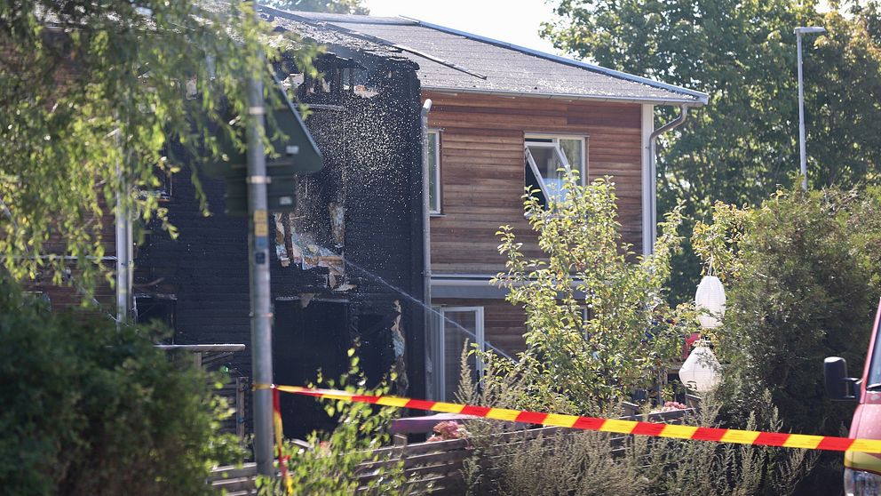 Kraftig brand i radhus i Rotebro | SVT Nyheter