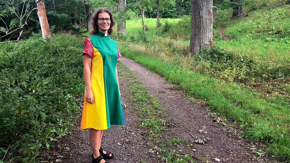 Diakonen Kajsa sydde sin egen regnbågsklänning | SVT Nyheter