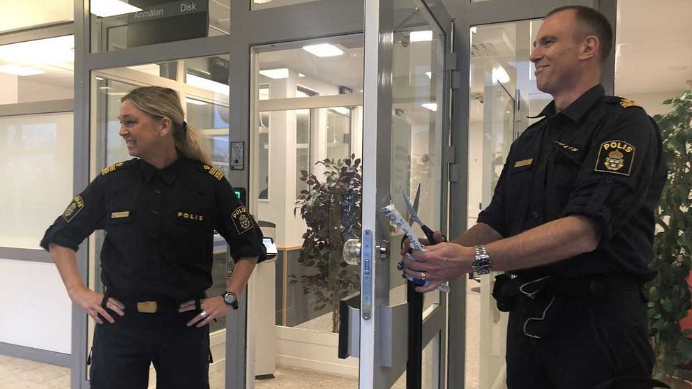 Nu öppnas polisstationen för invånarna i Vivalla | SVT Nyheter