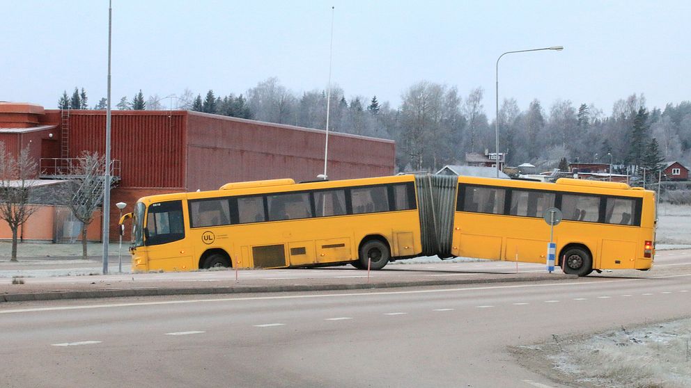 Bussföraren körde fast – under U-sväng | SVT Nyheter
