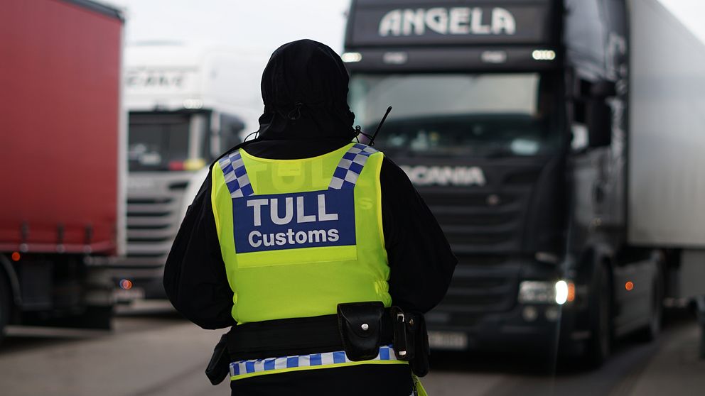 Se när tullen kontrollerar fordonen som kommer med färjan | SVT Nyheter