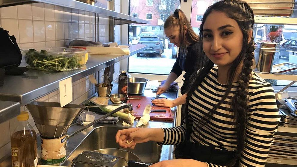 Elever i Karlskoga gjorde upp i kockduell | SVT Nyheter