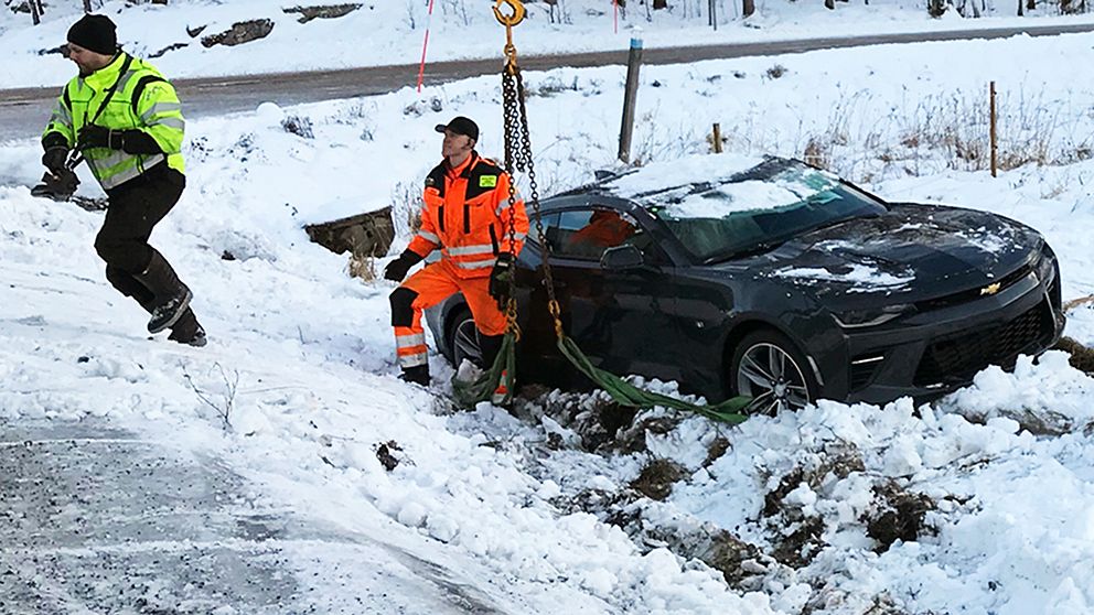 Bildspel: Lyxbilar för miljoner i diket | SVT Nyheter