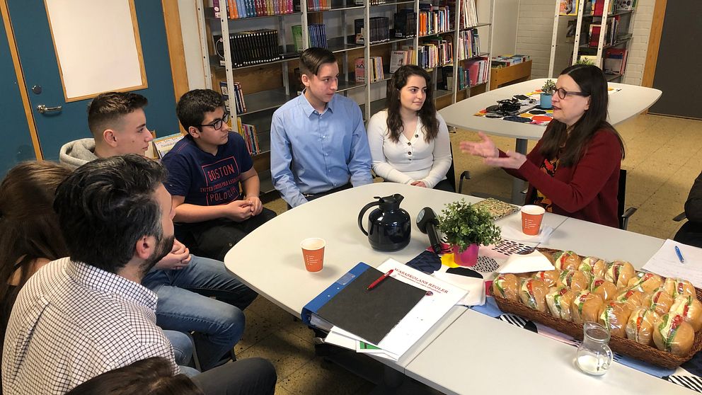 Mobilförbud på lektionerna – så tycker eleverna på Wasaskolan | SVT Nyheter