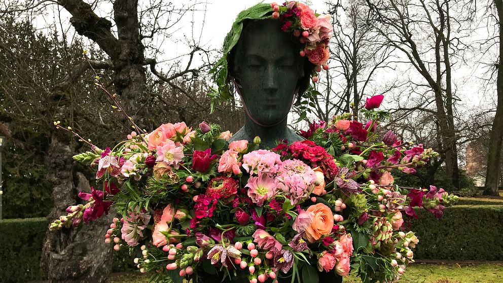 Här blir Cajsa Warg klädd i blomsterskrud | SVT Nyheter