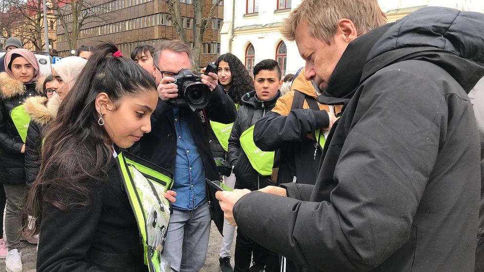 Här säljs de första majblommorna i kylan | SVT Nyheter