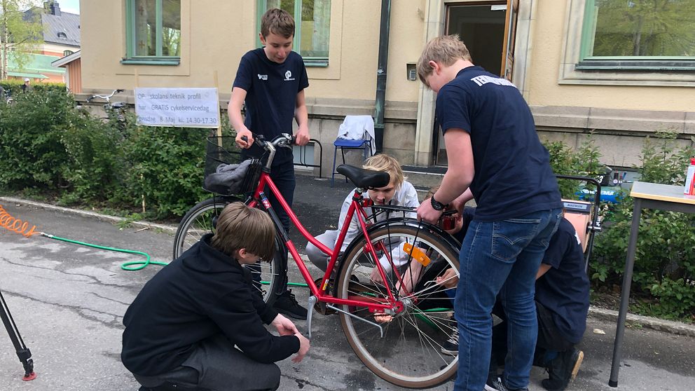 Här öppnar teknikeleverna cykelservice i parken | SVT Nyheter